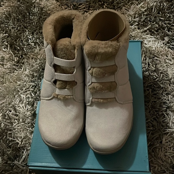 Bzees | Shoes | Nib Brand Bzeesbzees Golden Puff Womens Ankle Boot Size ...